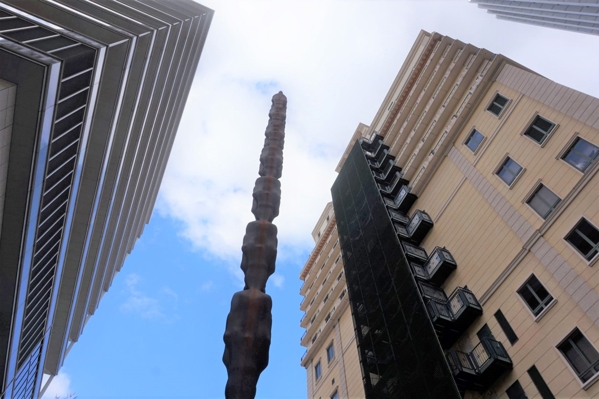 「MIND-BODY COLUMN」高層ビルの谷間に15mの柱で表現されたのは地球と人とのつながり | Public ART
